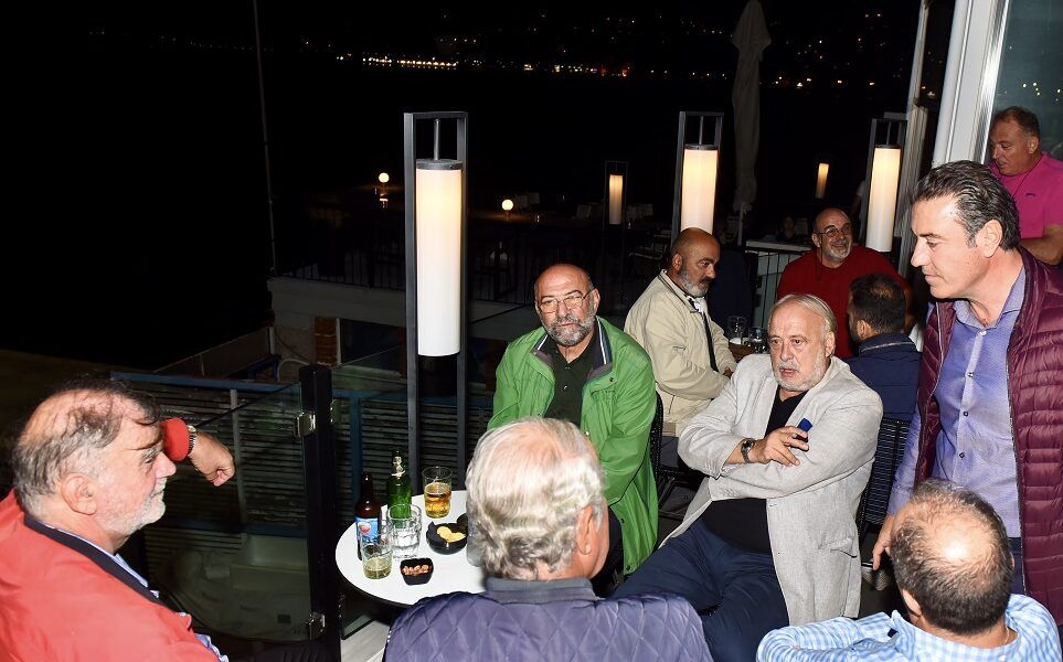 Ο Καλαντζής στο Μαξίμου, τα γενέθλια του Εριφυλλίδης και οι λάμπες Led ...