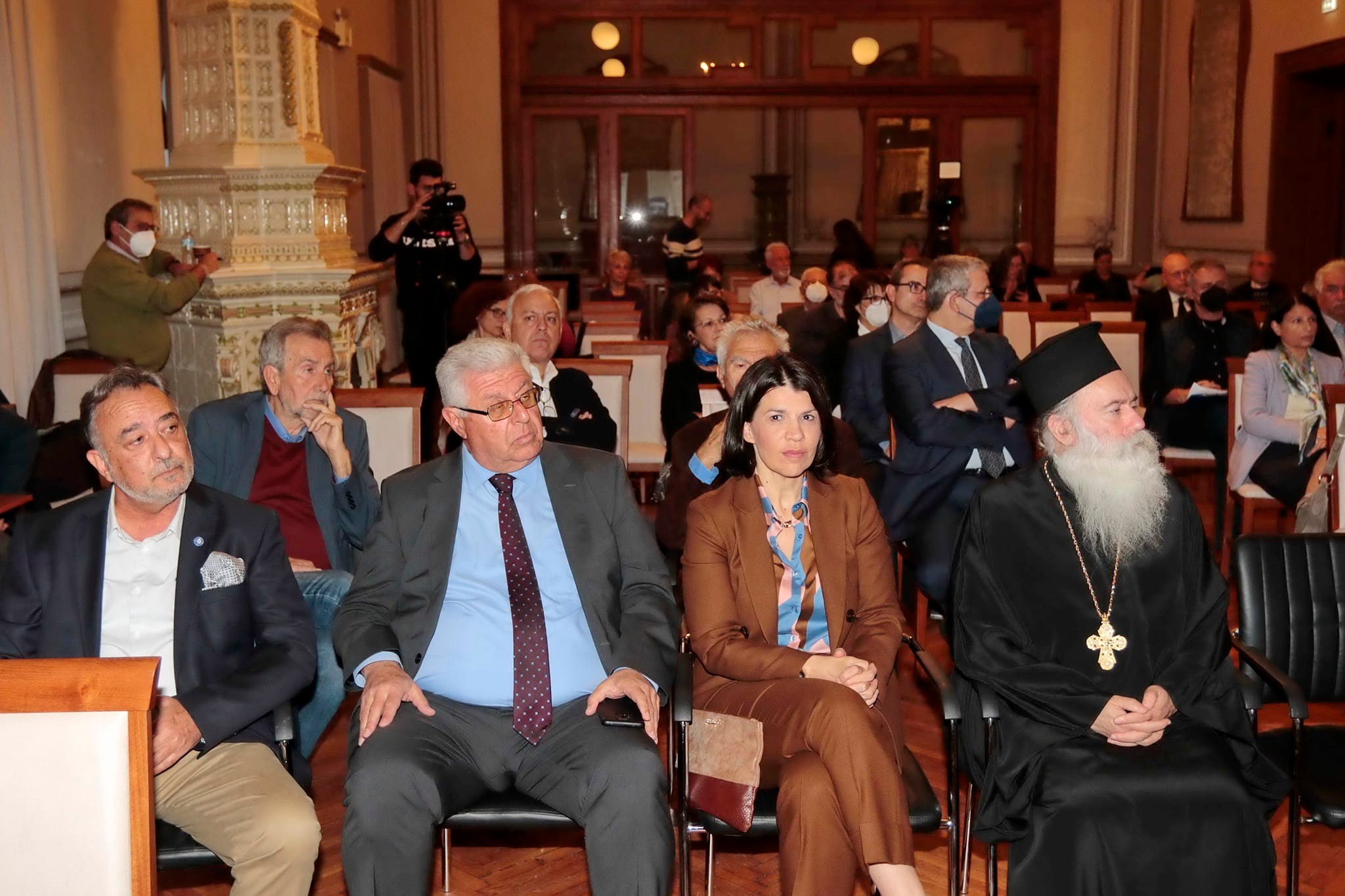 Μάζωξη “αντιφρονούντων” και η μισή νομαρχιακή της ΝΔ σε απέναντι ...